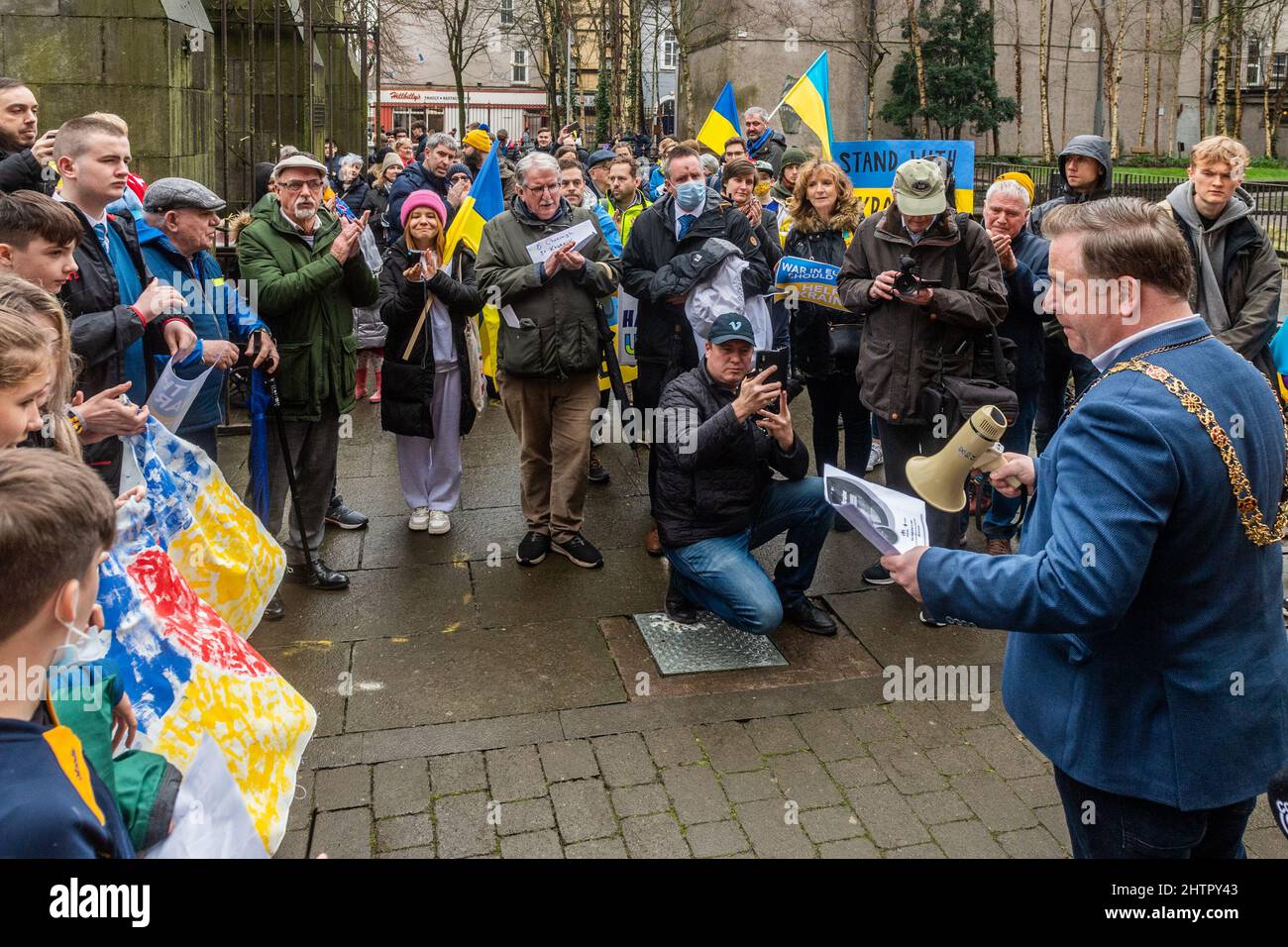 Crowd gathered gates hi-res stock photography and images - Alamy