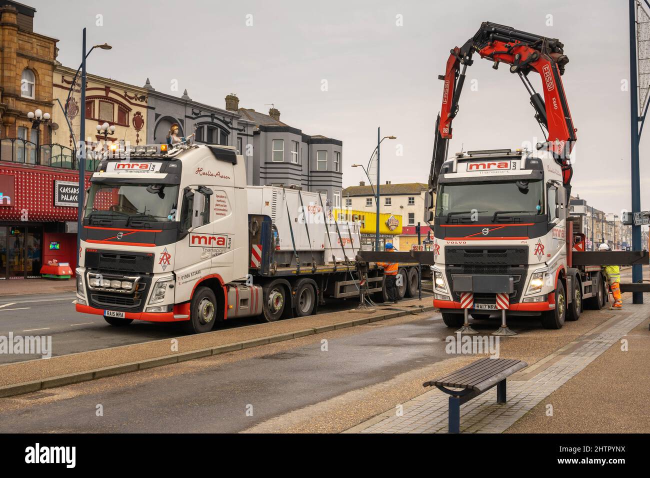 Low loaders hi-res stock photography and images - Alamy