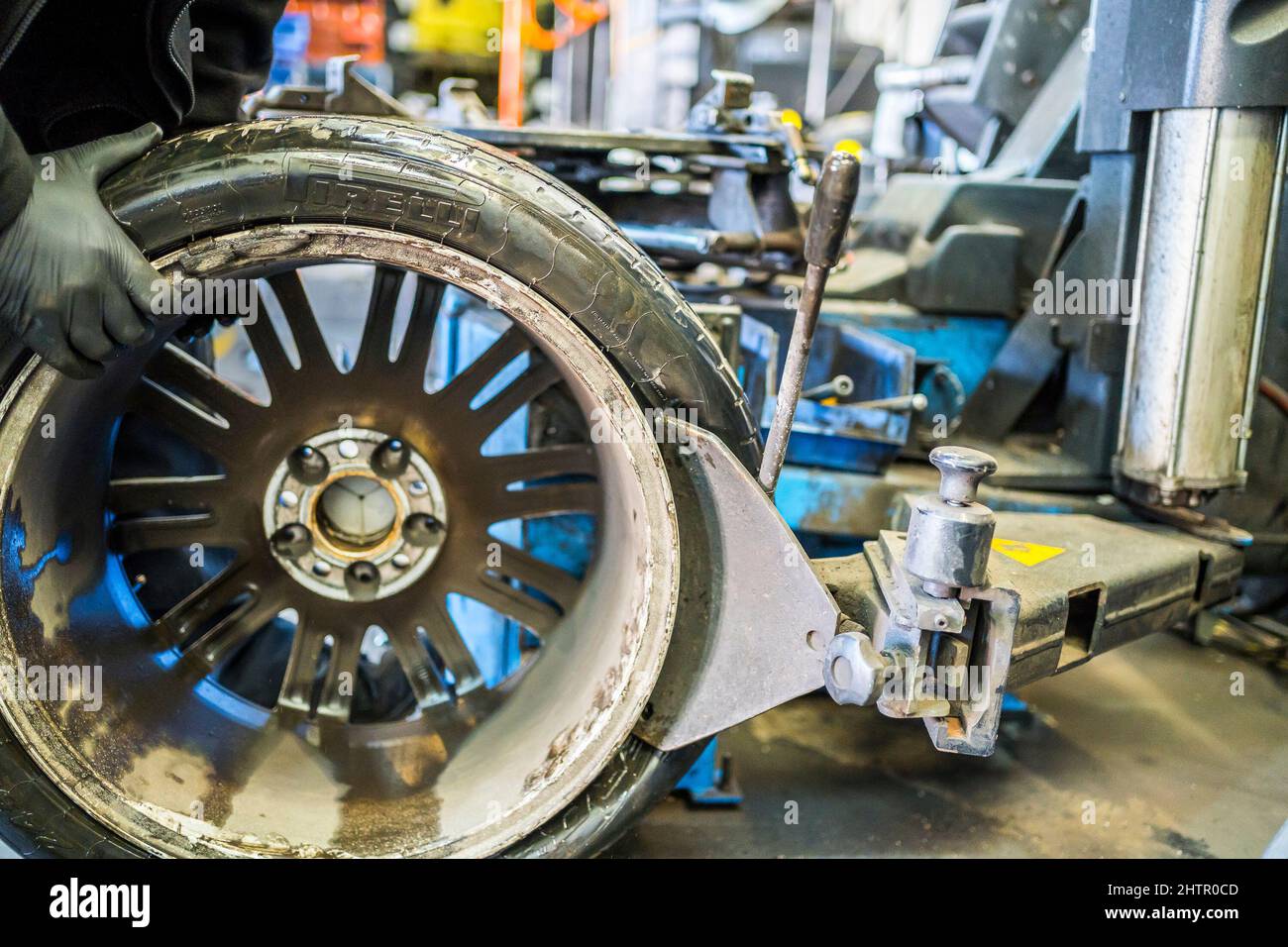 Car mechanic and tyre hi-res stock photography and images - Alamy