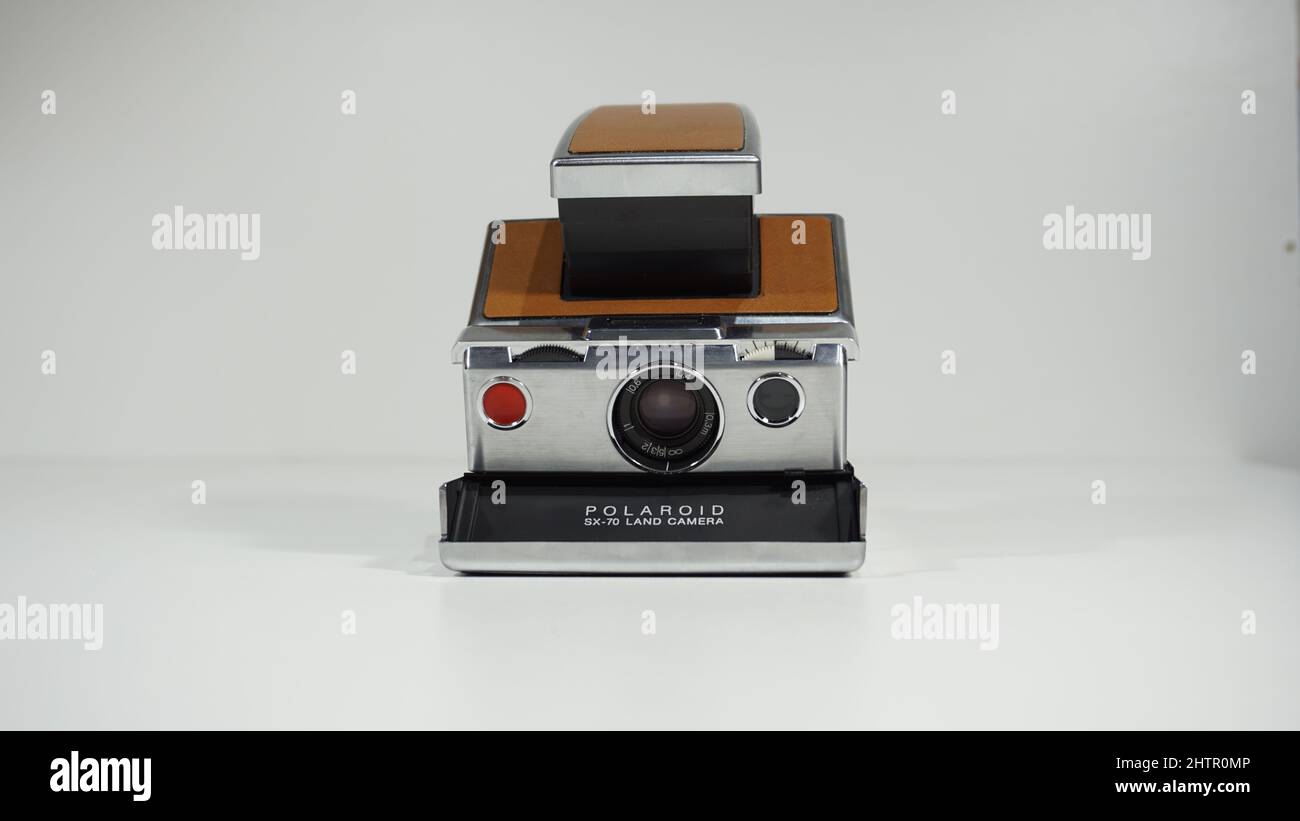 Vintage polaroid camera hi-res stock photography and images - Alamy