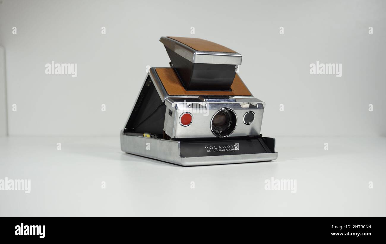 Vintage polaroid camera hi-res stock photography and images - Alamy