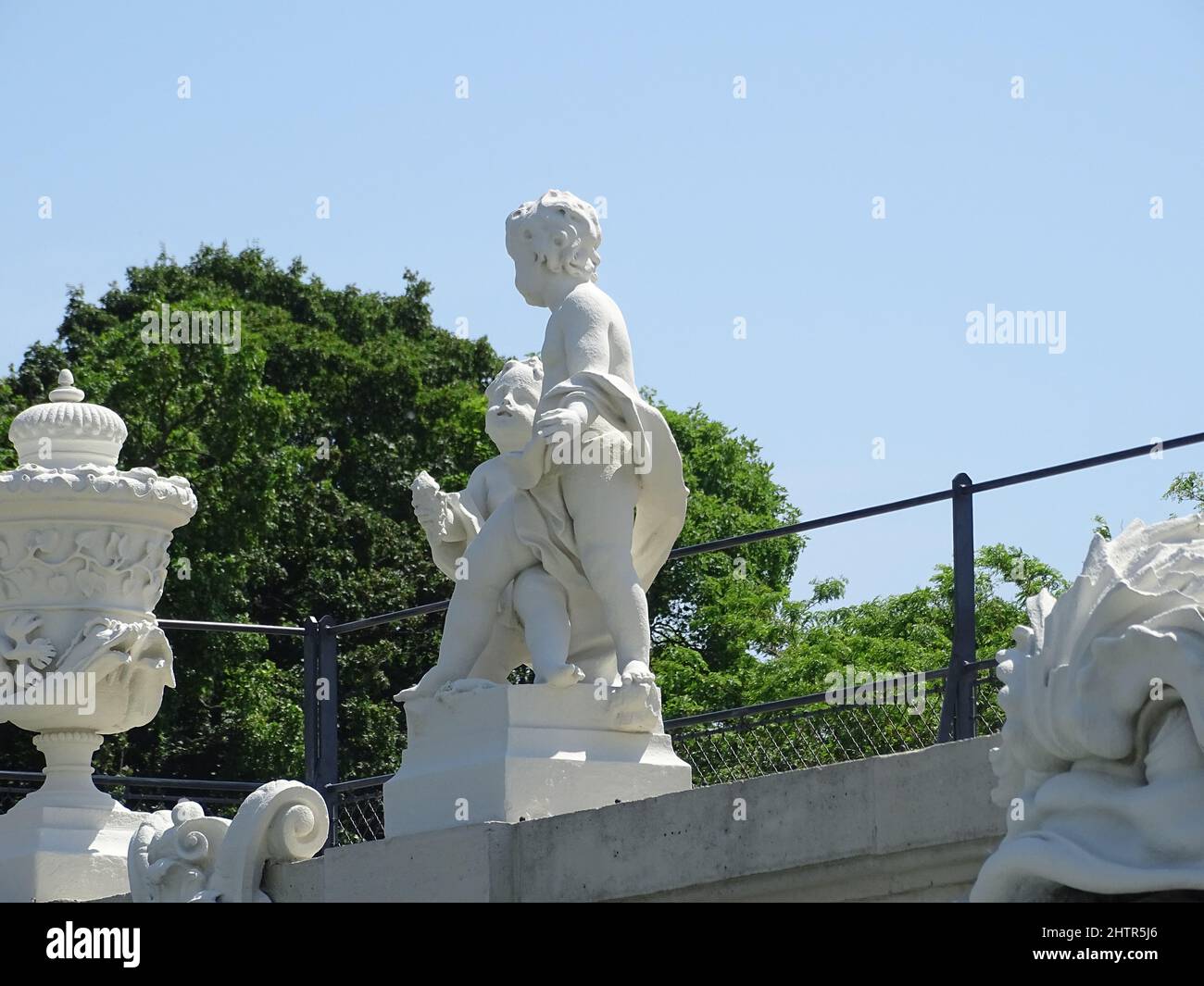 White sculpture in Vienna, Austria Stock Photo - Alamy
