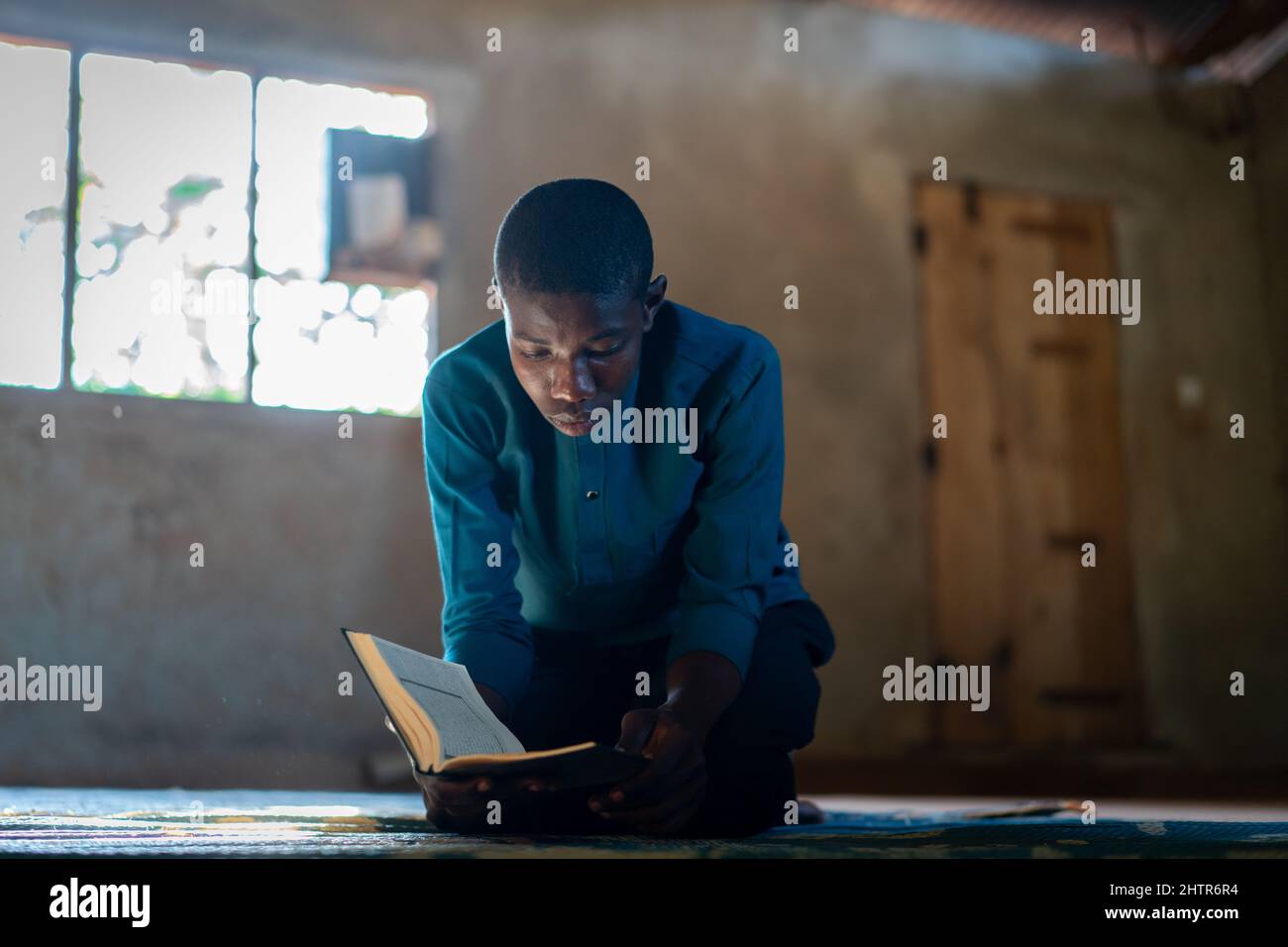 African kids reading school uniform hi-res stock photography and images ...