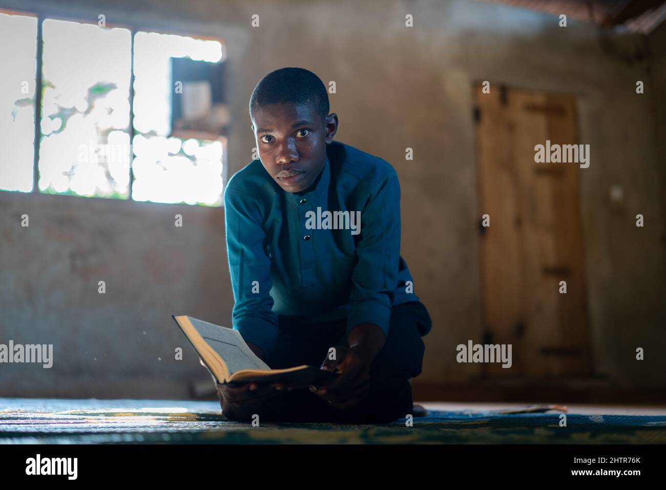 African kids reading school uniform hi-res stock photography and images ...
