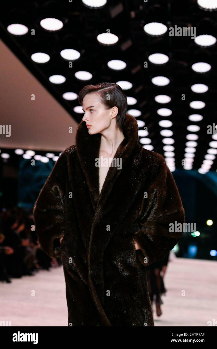 Paris, Frankreich. 01st Mar, 2022. SAINT LAURENT Fall/Winter 2022-23 Runway during Paris Fashion ...