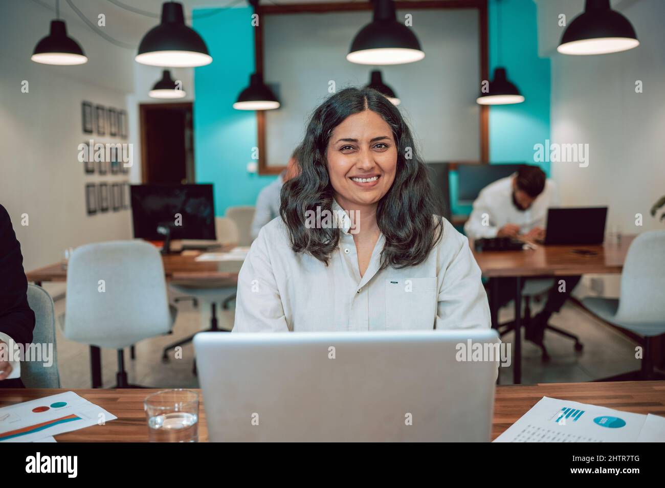 Office worker hispanic hi-res stock photography and images - Alamy