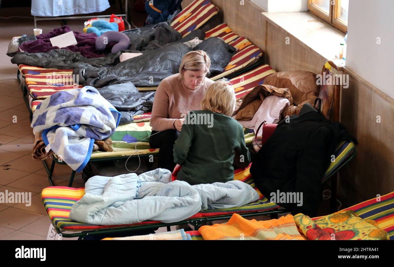 Ukraine refugees shelter hi-res stock photography and images - Alamy