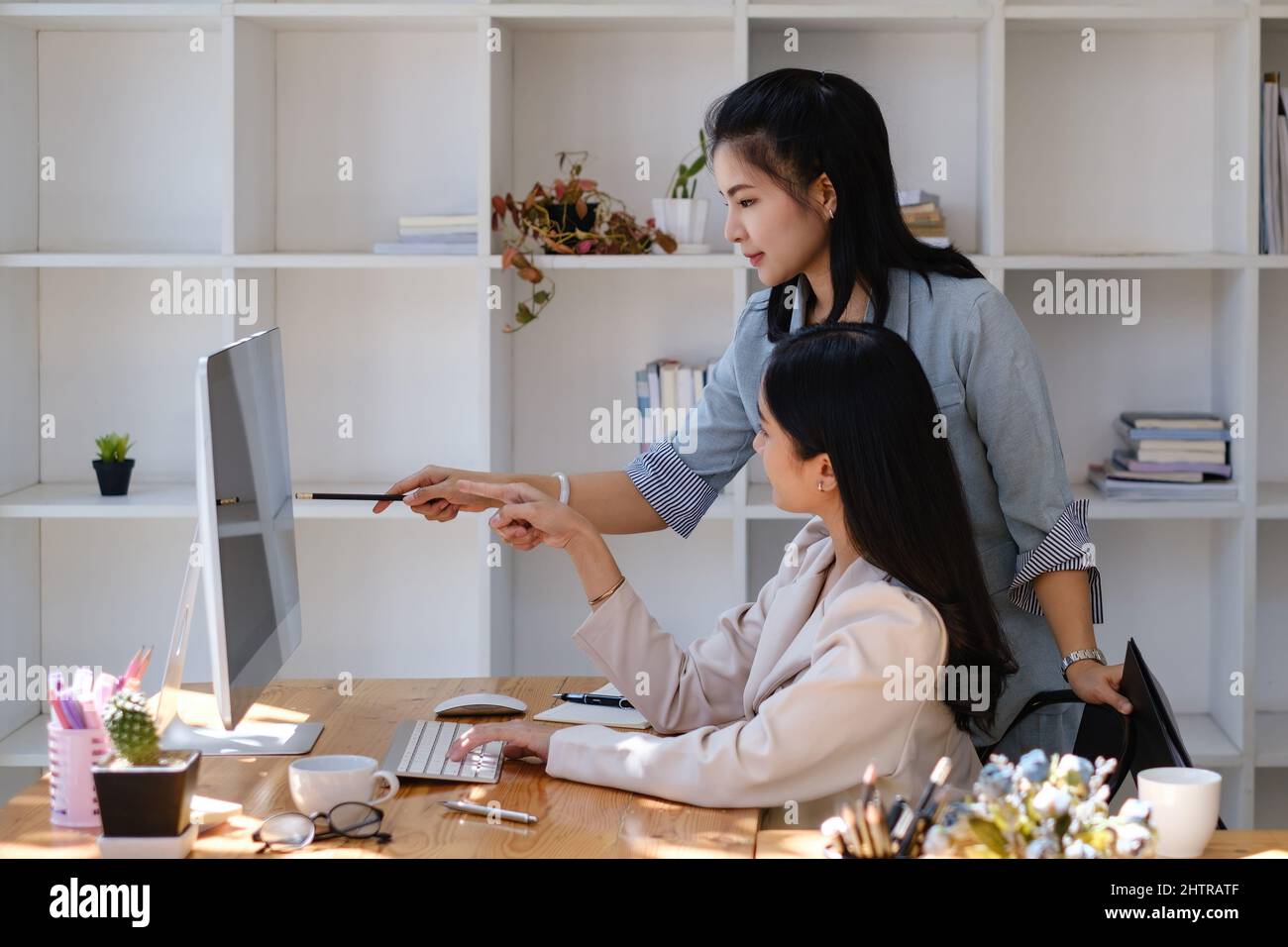 Teamwork working together hi-res stock photography and images - Alamy