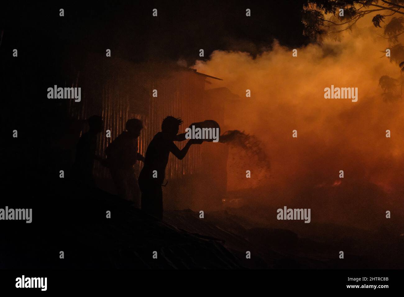 Nairobi, Kenya. 1st Mar, 2022. Residents struggle to put out a night ...
