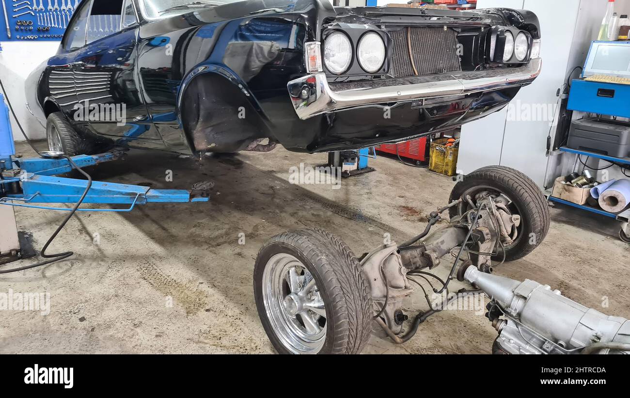 Classic car lift garage hi-res stock photography and images - Alamy