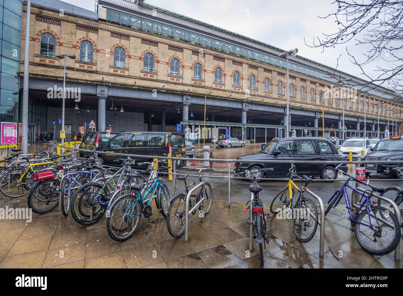 Piccadilly station Manchester. The raised train platform building Stock ...