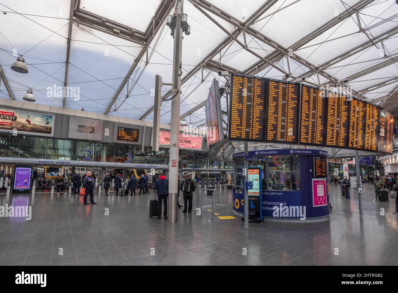 Line concourse hi-res stock photography and images - Alamy