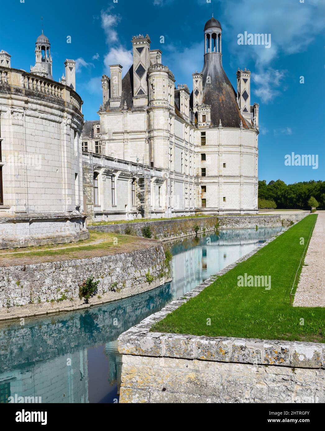Photo of moat with water in the 17th century Renaissance castle of ...