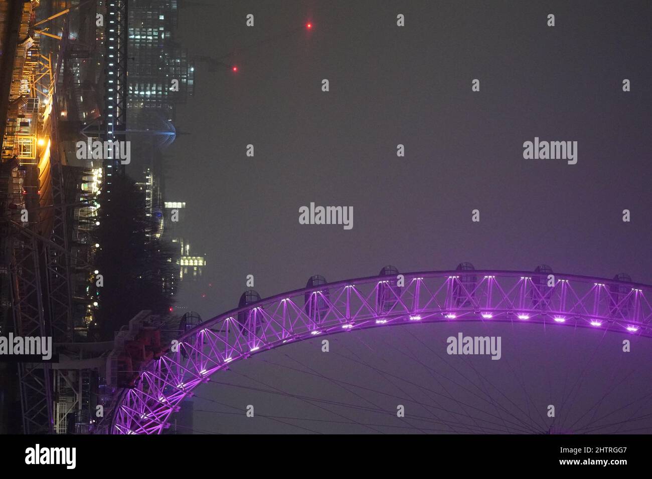 London thames night foggy hi-res stock photography and images - Alamy