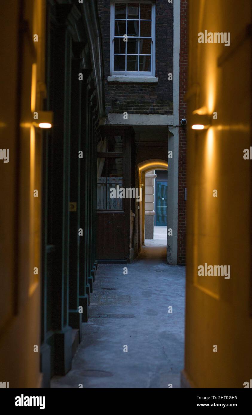 An alley in the City of London Stock Photo - Alamy