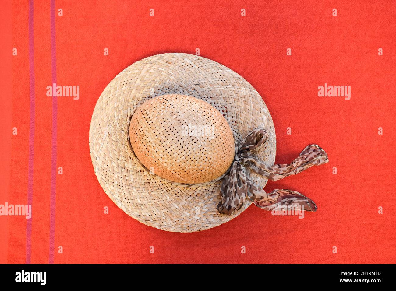 Straw hat top view, summer concept Stock Photo - Alamy