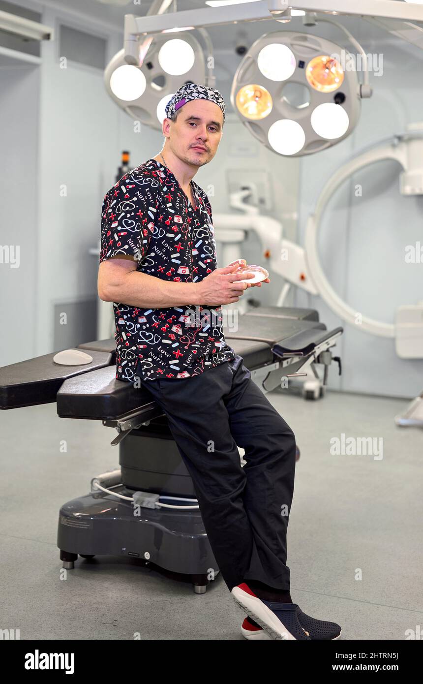 Surgeon poses surgery room hi-res stock photography and images - Alamy