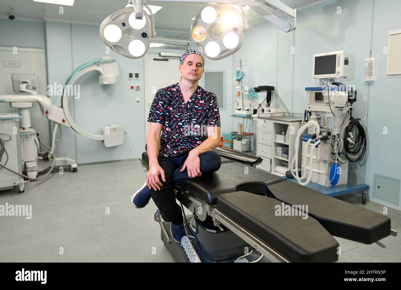 Surgeon poses surgery room hi-res stock photography and images - Alamy