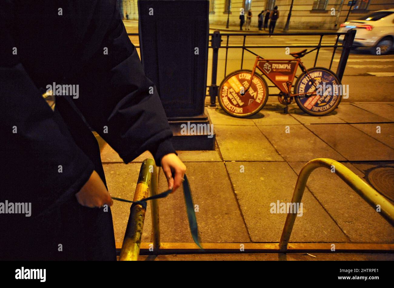 Flash mob "Green Ribbon" in St. Petersburg. The green ribbon was chosen ...