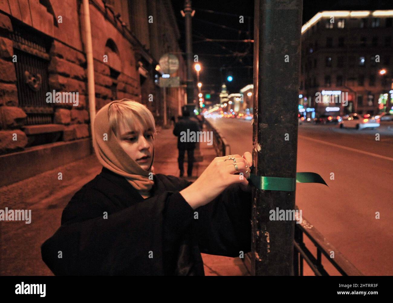 Flash mob "Green Ribbon" in St. Petersburg. The green ribbon was chosen ...