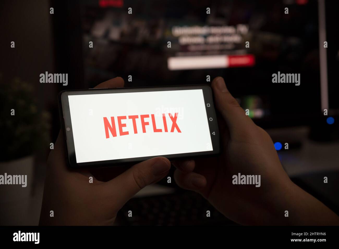 People watching netflix hi-res stock photography and images - Alamy