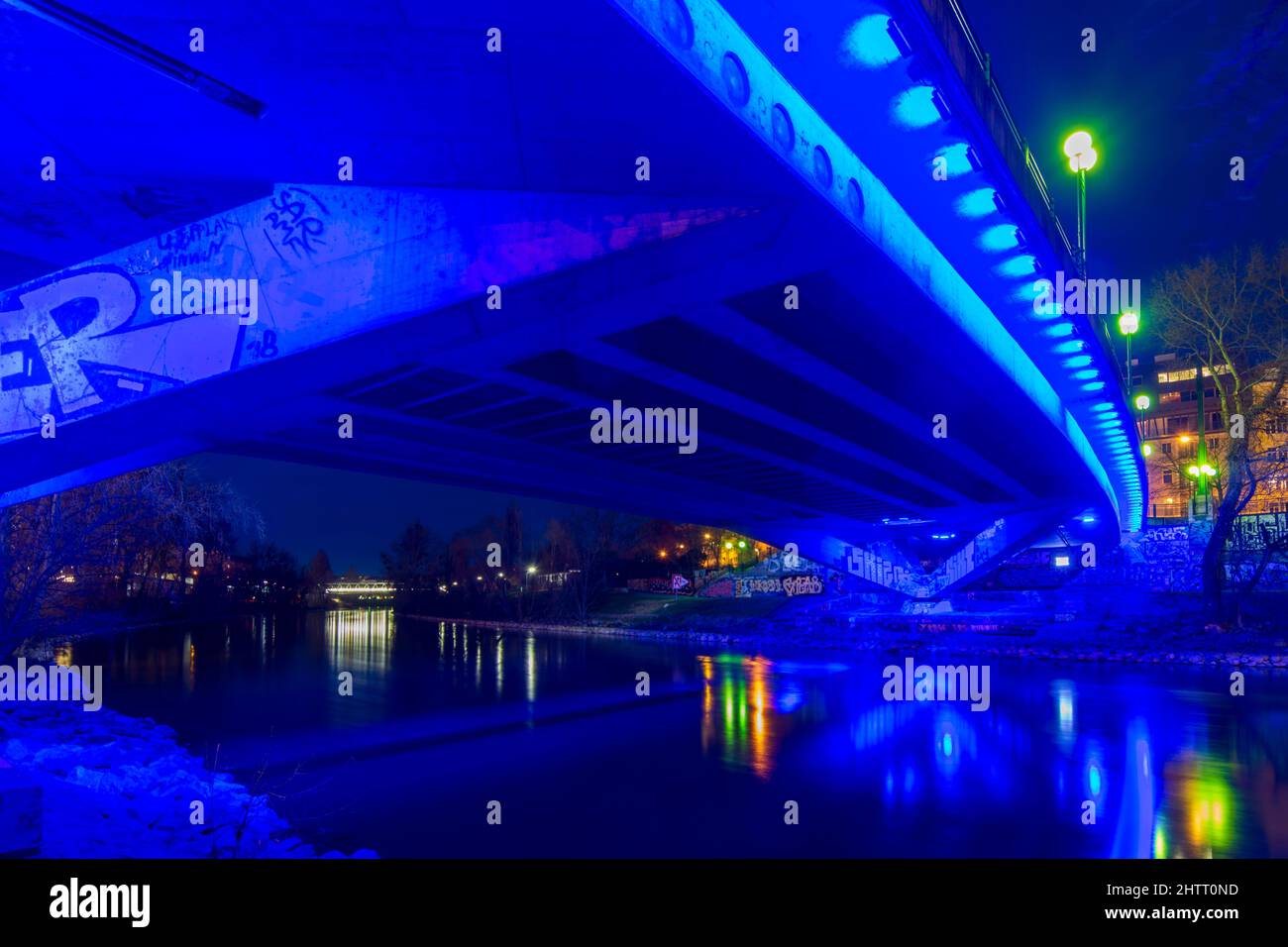 Wien, Vienna: river Donaukanal, bridge Rossauer Brücke in blue light in ...