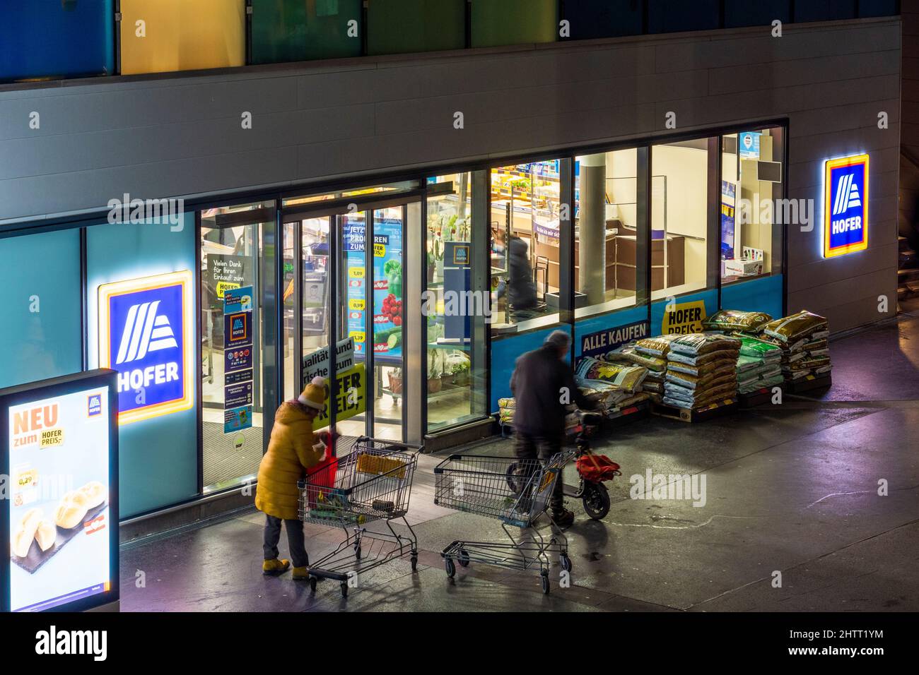 Wien, Vienna: Hofer supermarket in 22. Donaustadt, Wien, Austria Stock ...