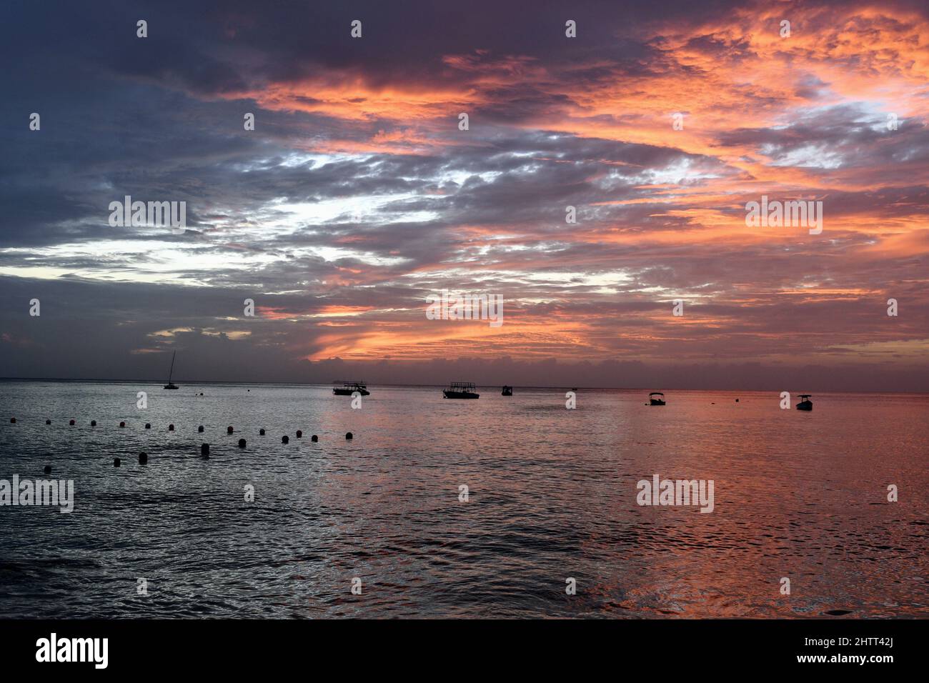 Amazing pink sunset clouds hi-res stock photography and images - Alamy