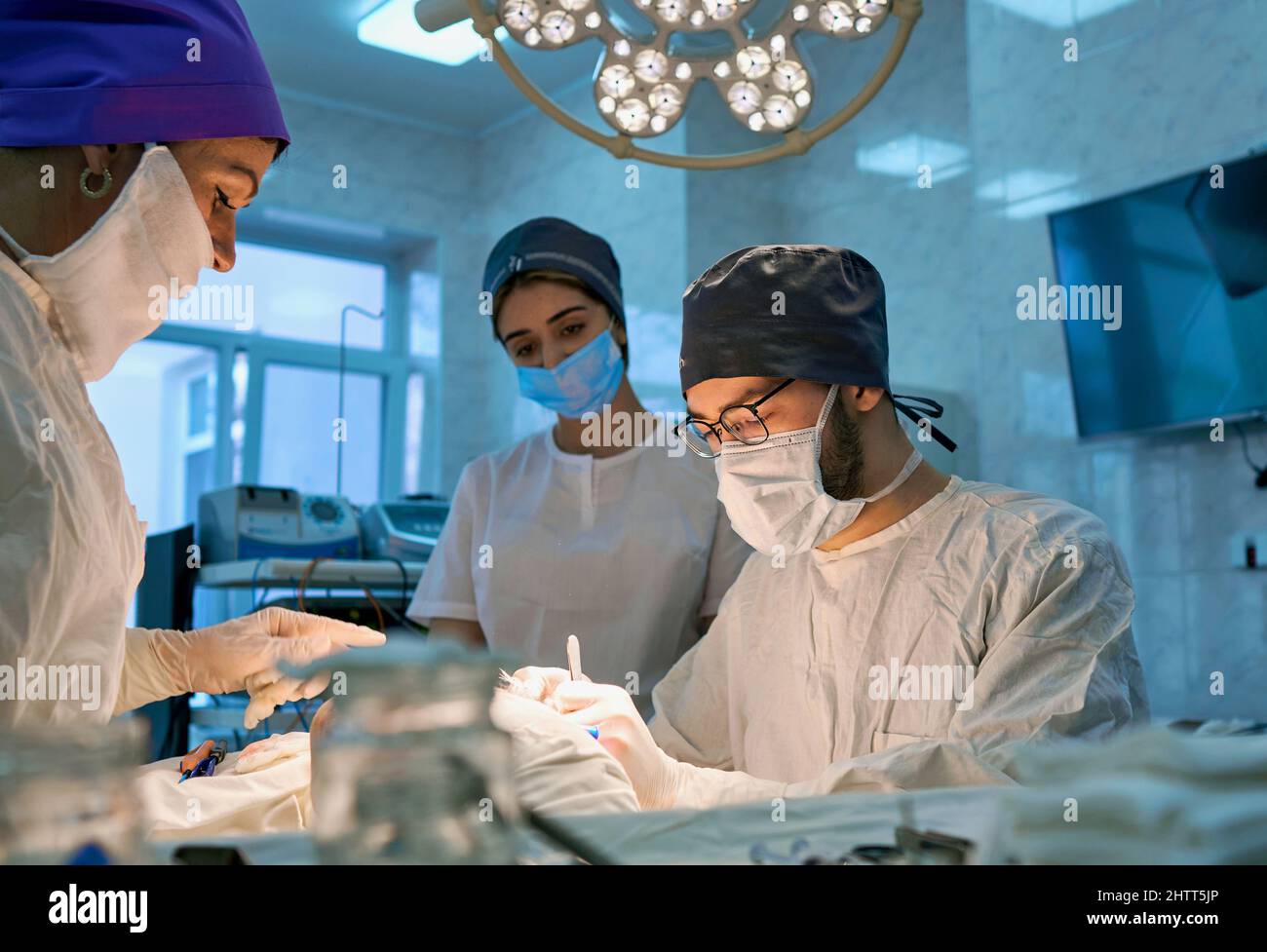 surgeon performs the operation Stock Photo - Alamy