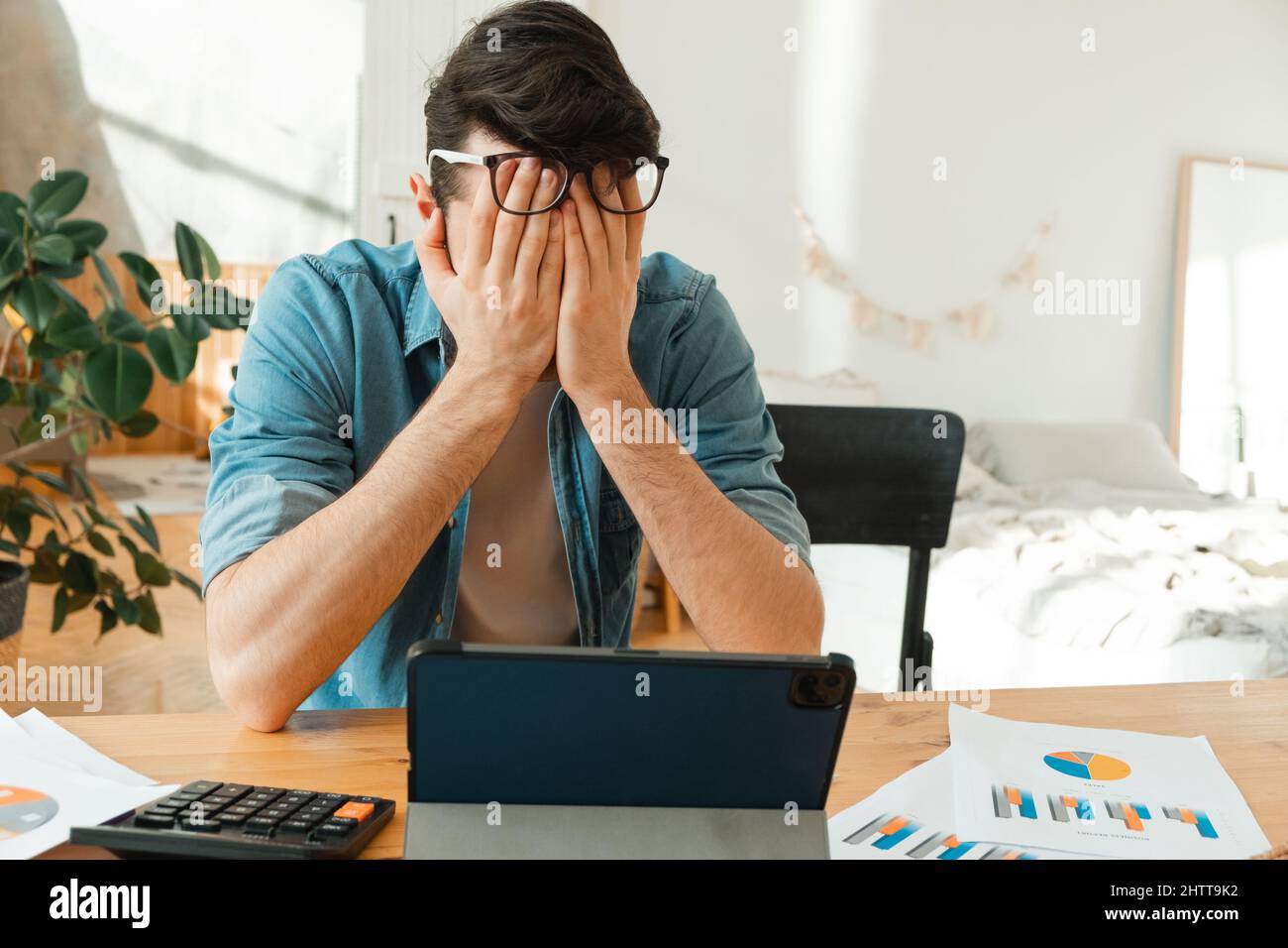 Family computer unhappy hi-res stock photography and images - Alamy