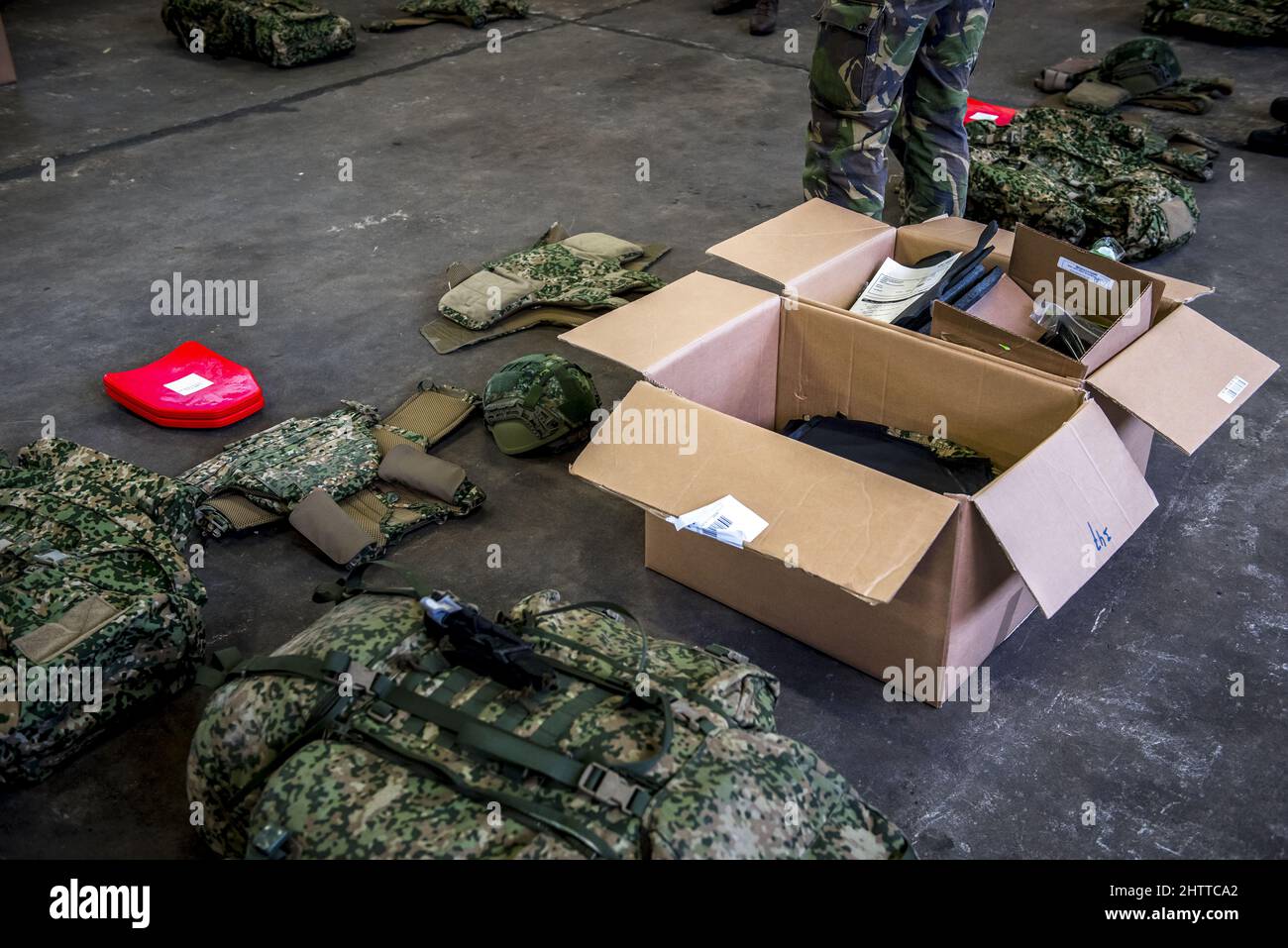 Soldiers are receiving new uniforms and personal equipment in NFP ...