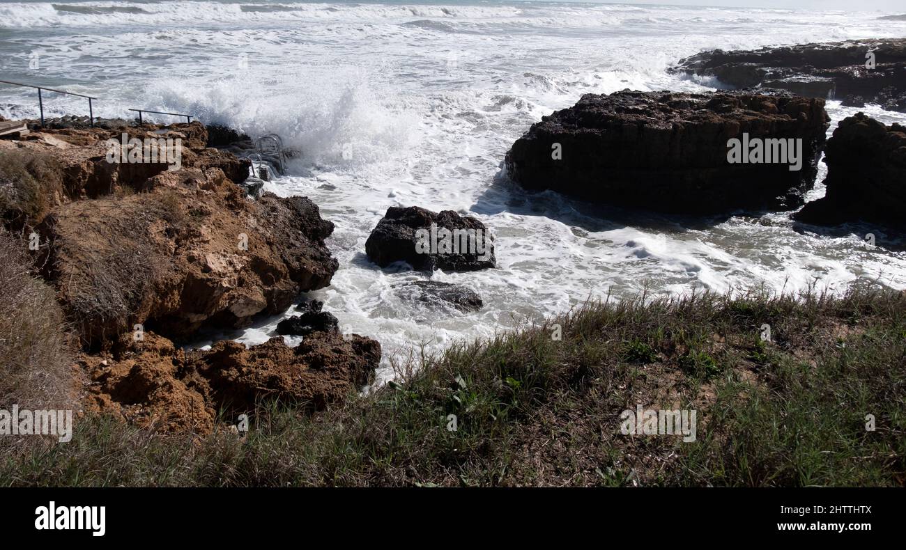 Clashing with rocks hi-res stock photography and images - Alamy