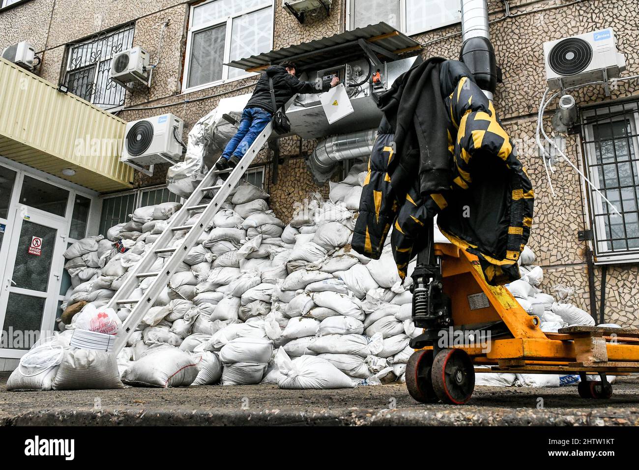 Non Exclusive: ZAPORIZHZHIA, UKRAINE - MARCH 2, 2022 - A man works to ...