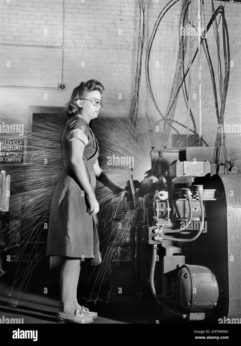 1940s workers machinery hi-res stock photography and images - Alamy