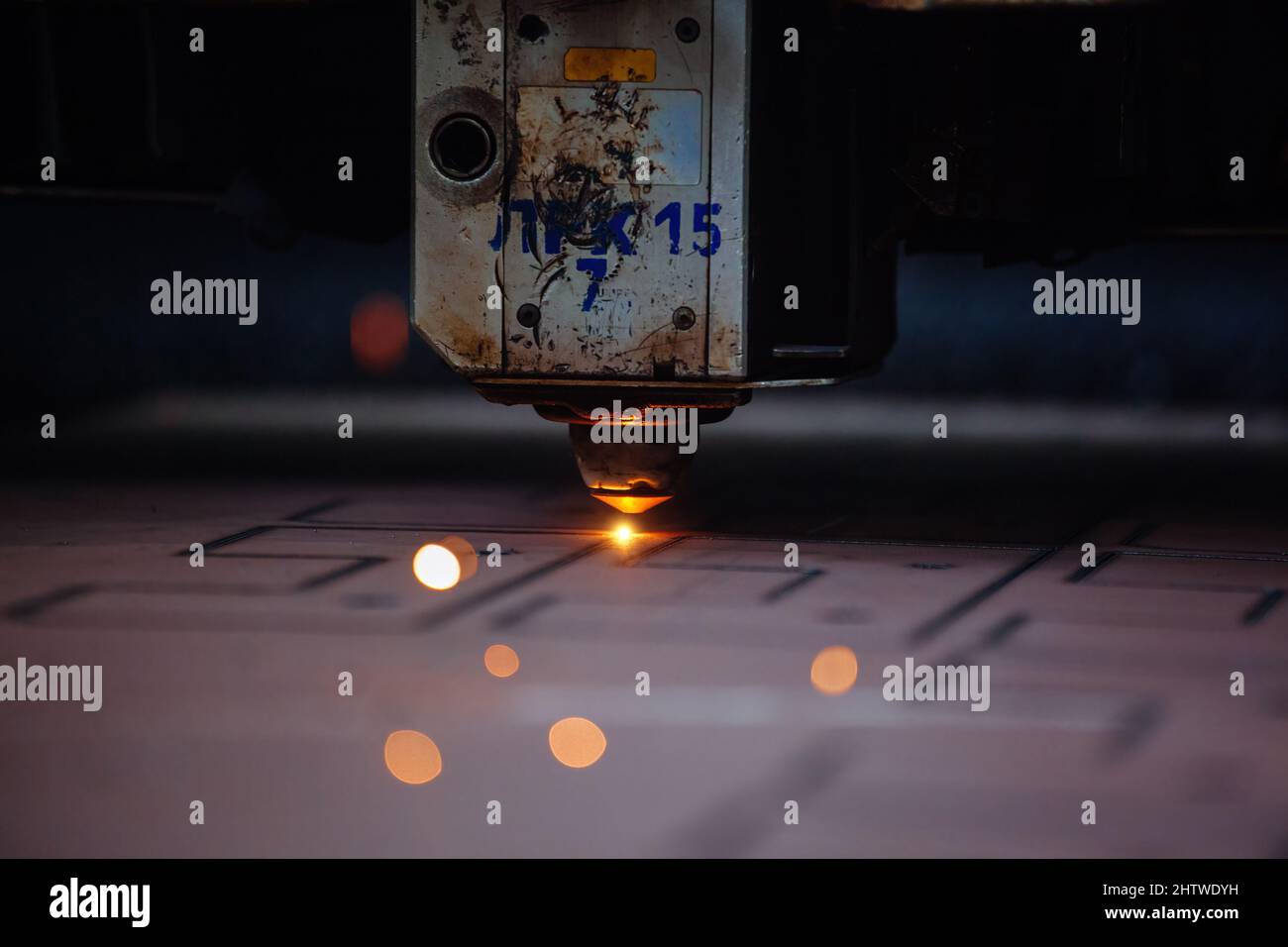 Laser cutting head sparks hi-res stock photography and images - Alamy