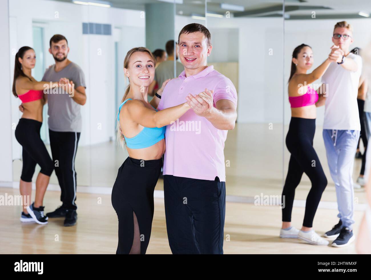 Couple slow dance embrace hi-res stock photography and images - Alamy