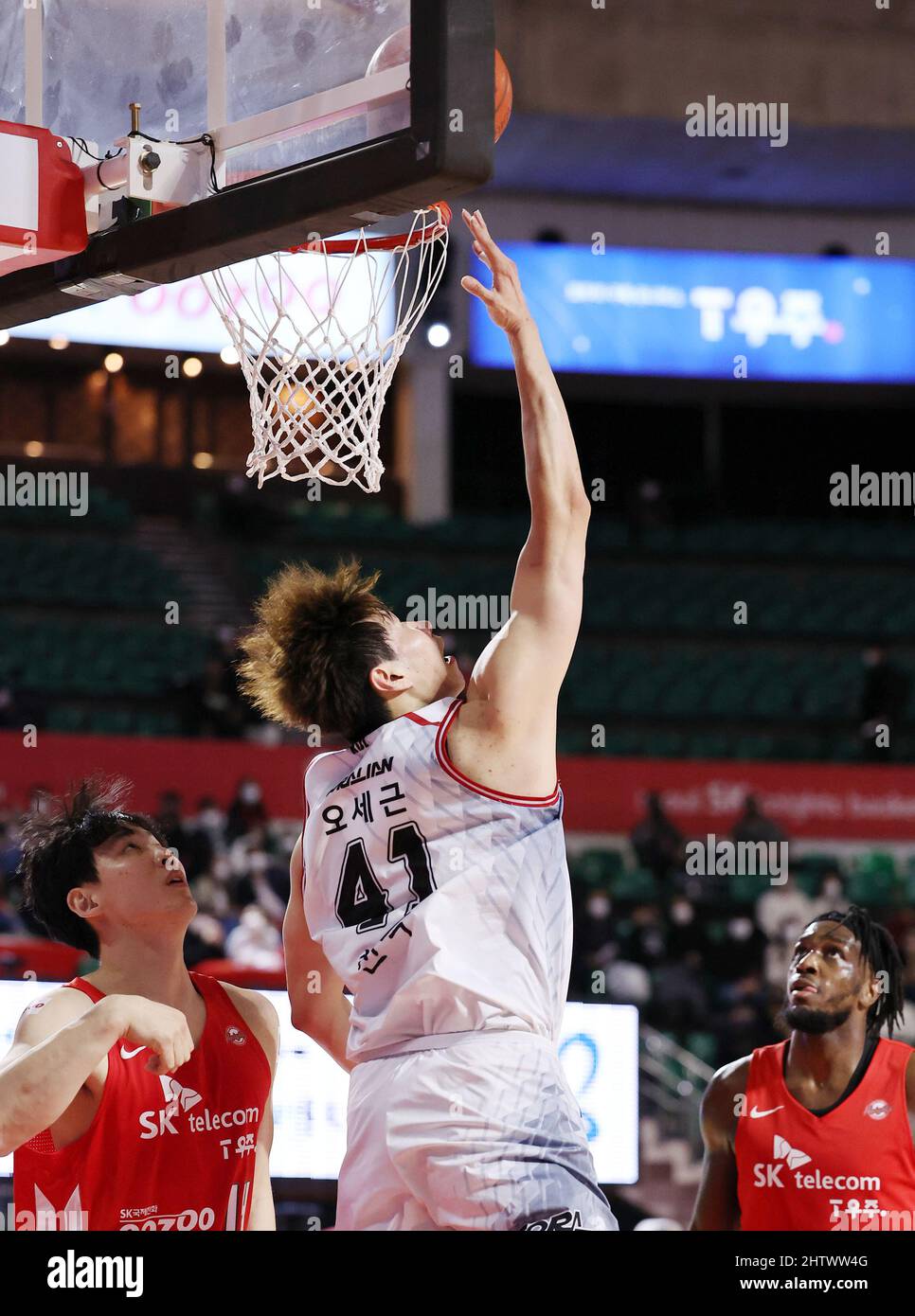 03rd Mar, 2022. Basketball: Seoul SK Knights vs. Anyang KGC Oh Sae-geun (R) of the Anyang KGC ...