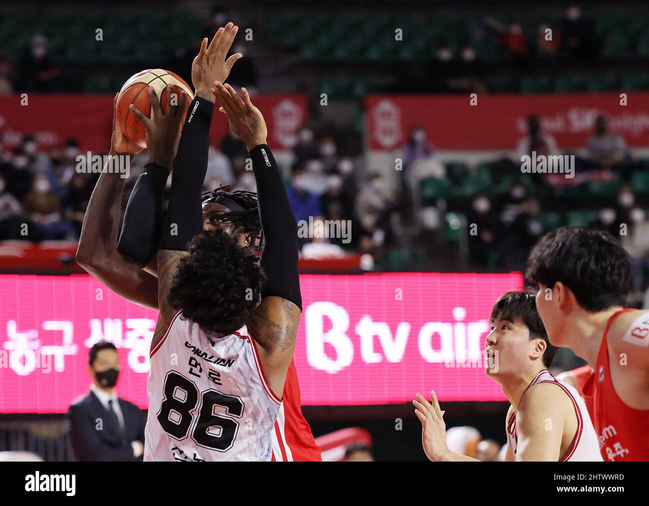 03rd Mar, 2022. Basketball: Seoul SK Knights vs. Anyang KGC Seoul SK Knights' Jameel Warney (L ...