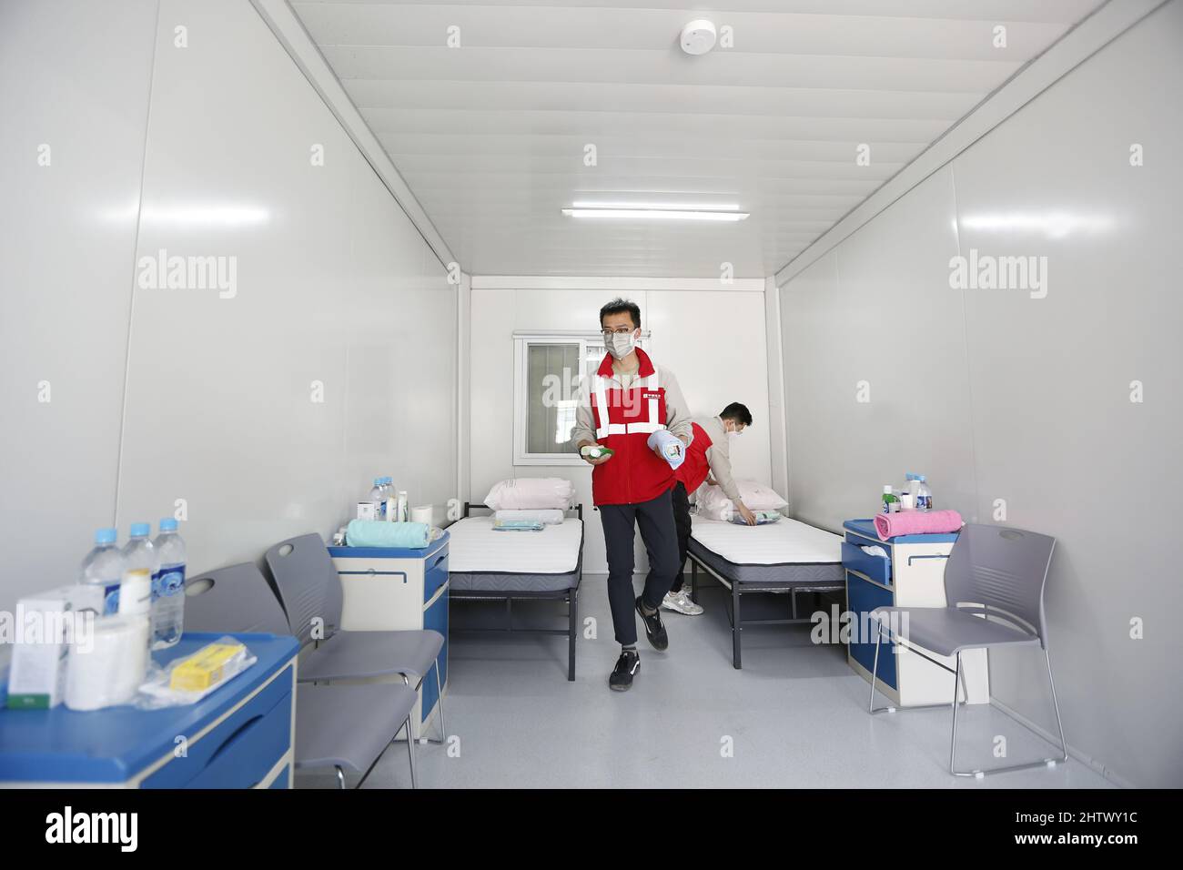 (220302) -- HONG KONG, March 2, 2022 (Xinhua) -- Staff members arrange ...