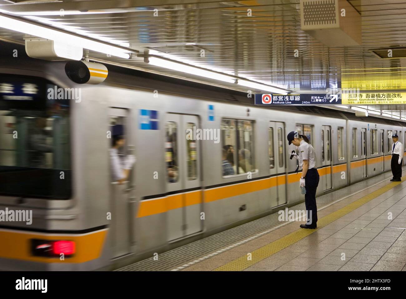 Conductor bows hi-res stock photography and images - Alamy