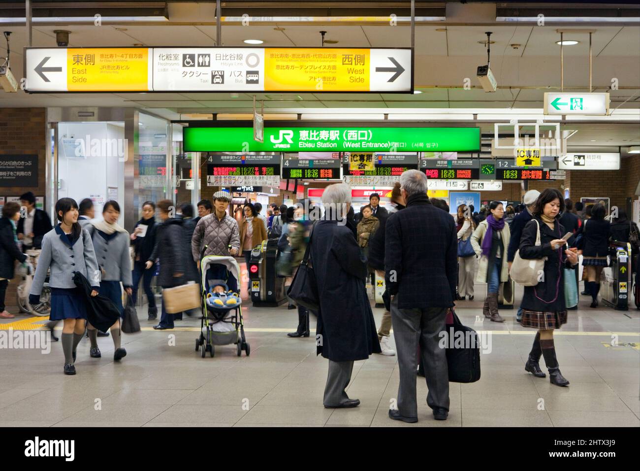 Tokyo subway crowd hi-res stock photography and images - Alamy