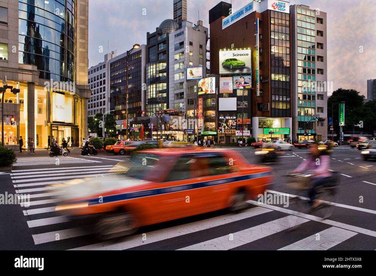 Tokyo motion blur hi-res stock photography and images - Alamy