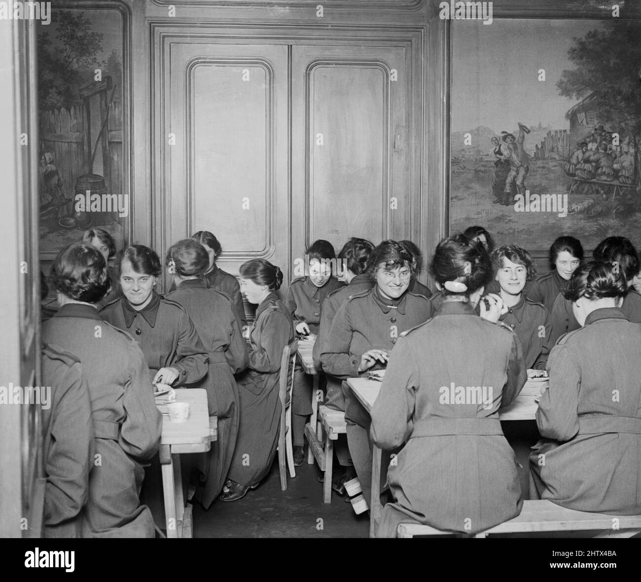 Members of the WAAC (Women's Army Auxiliary Corps ) dining in their ...