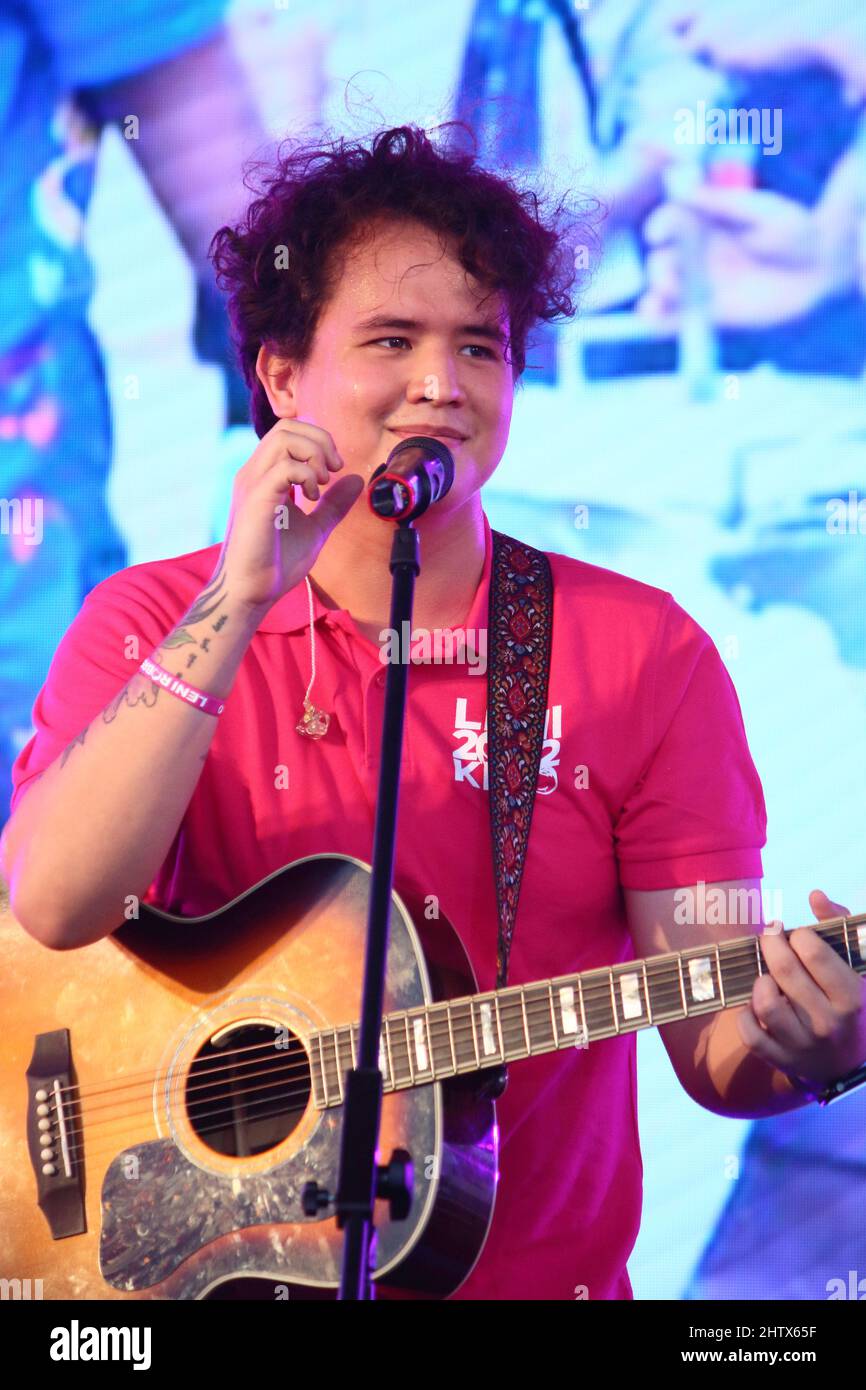 Singer and songwriter Juan Karlos Labajo performs during the Leni ...