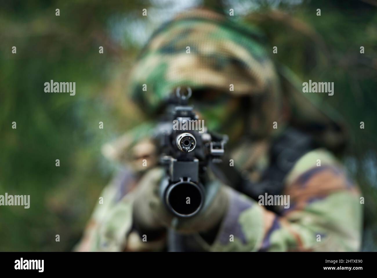 soldier carrying M 60 in combat training Stock Photo - Alamy
