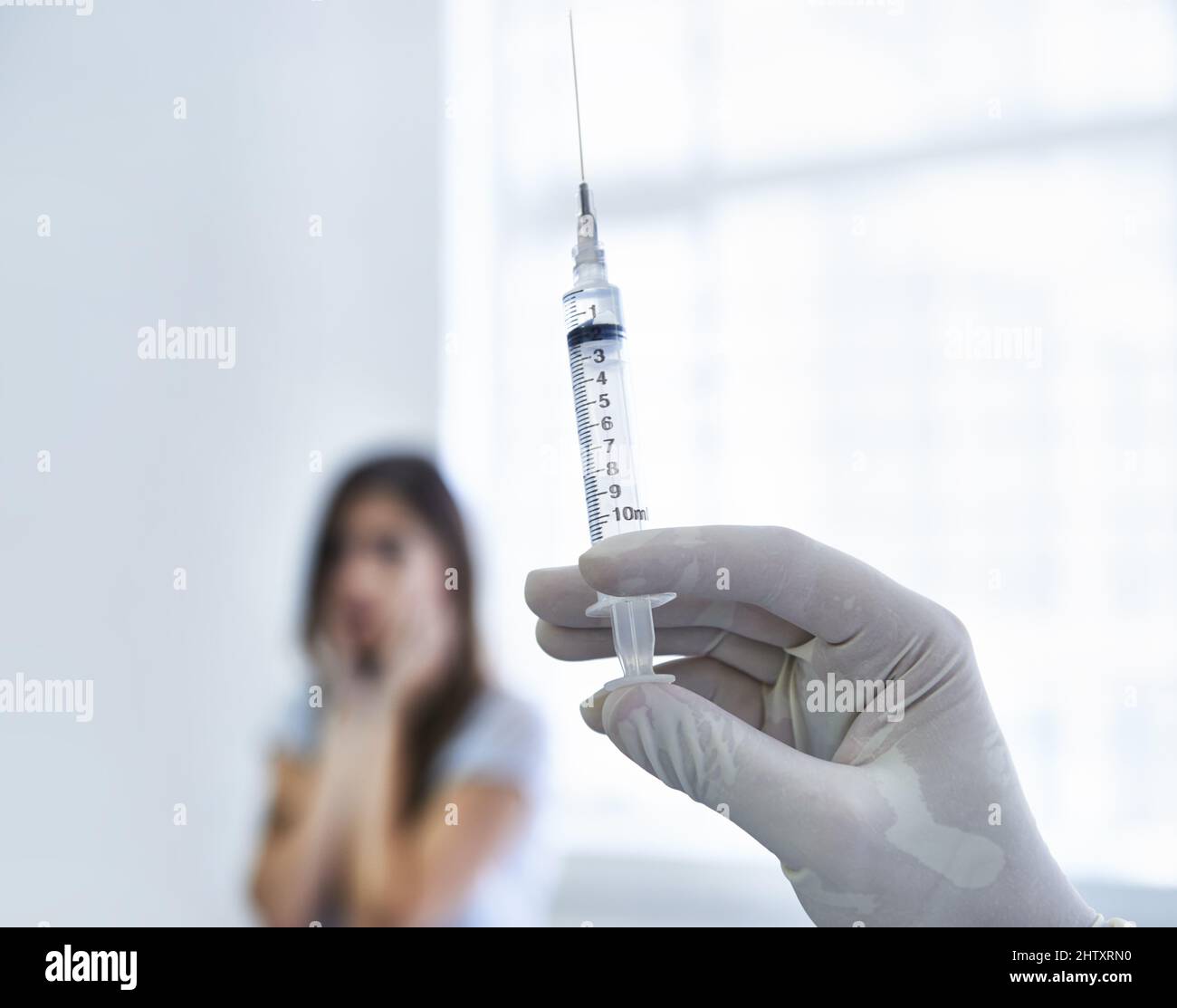 Doctor injection hi-res stock photography and images - Alamy