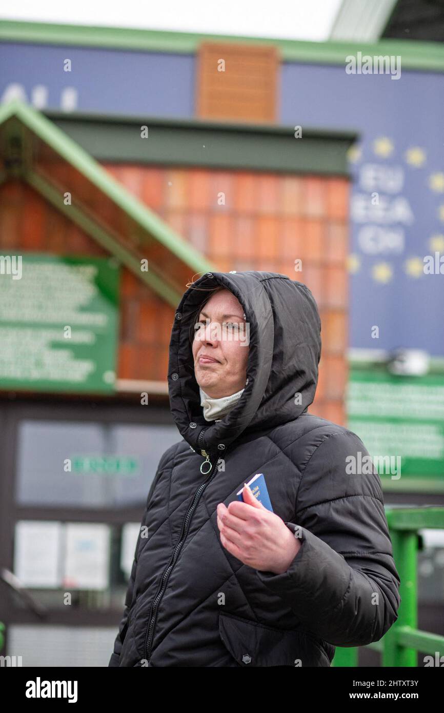 Medyka, Poland. March 3, 2022. A Ukrainian woman crosses the border ...