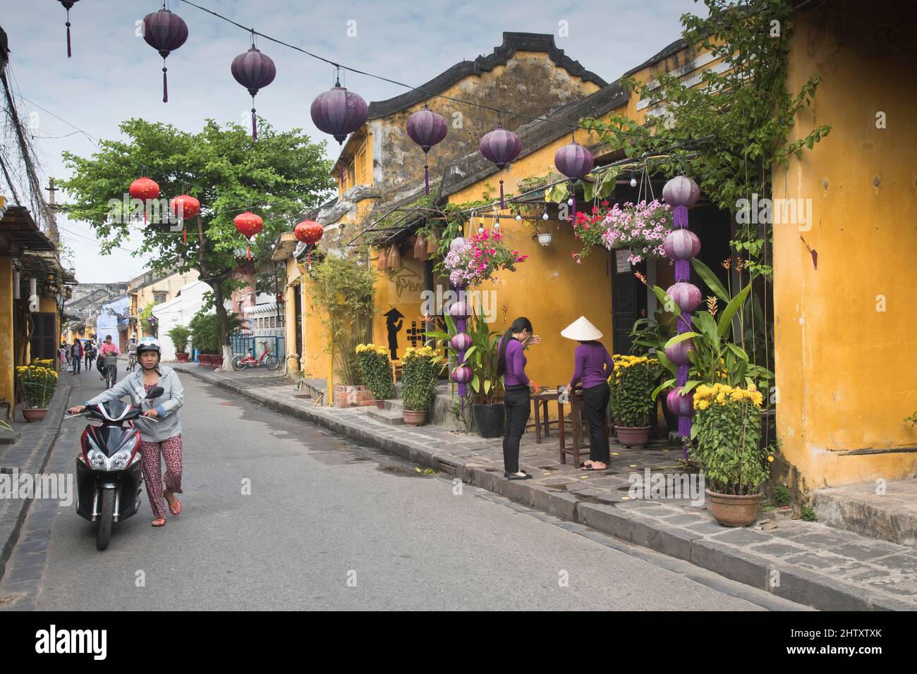 Vietnamese lantern lamp light hi-res stock photography and images - Alamy