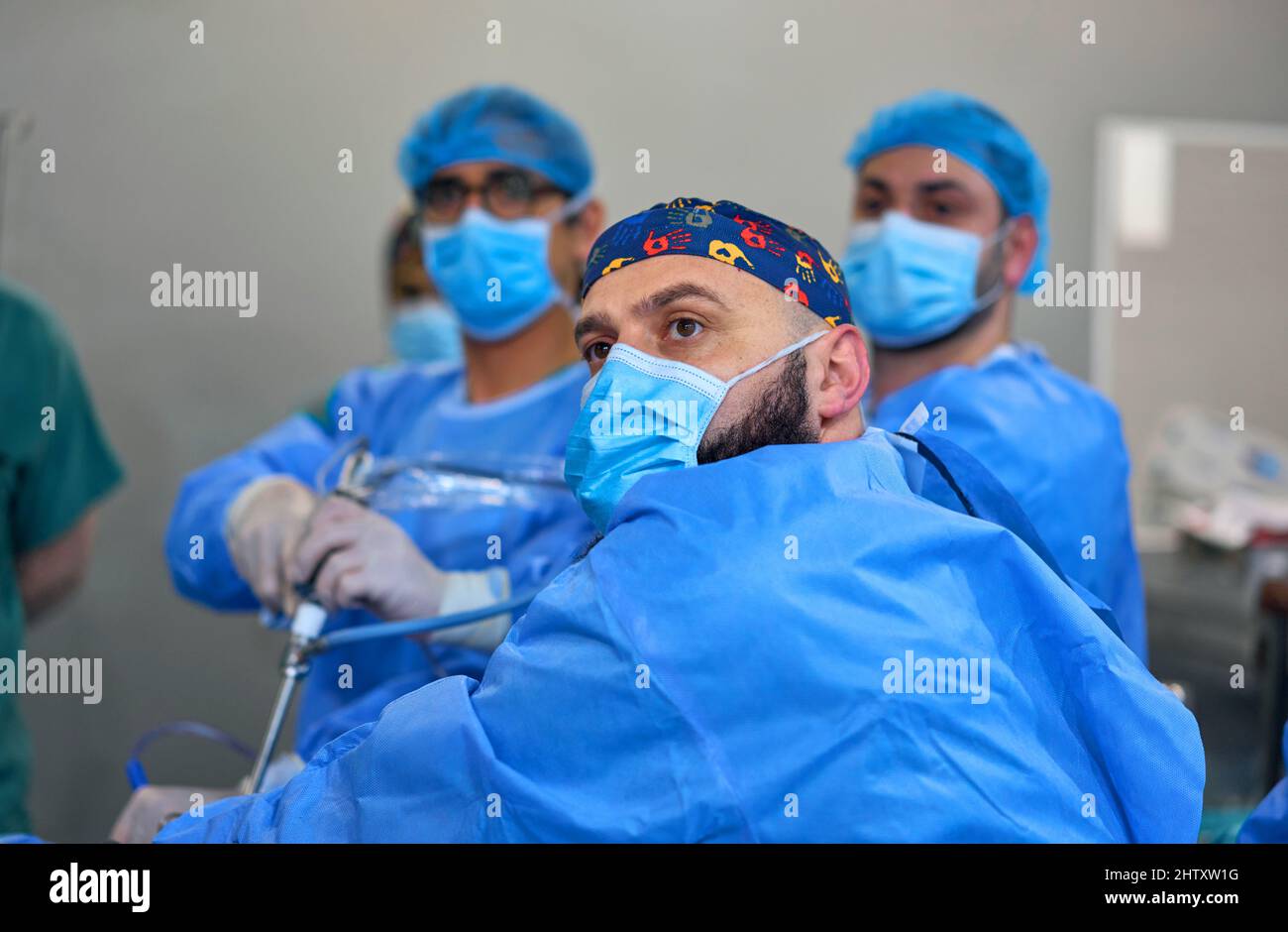 Doctors performing a surgery hi-res stock photography and images - Alamy