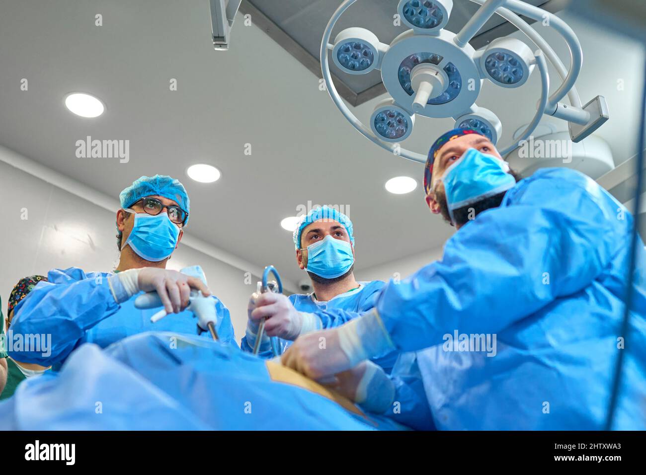 Doctors performing a surgery hi-res stock photography and images - Alamy